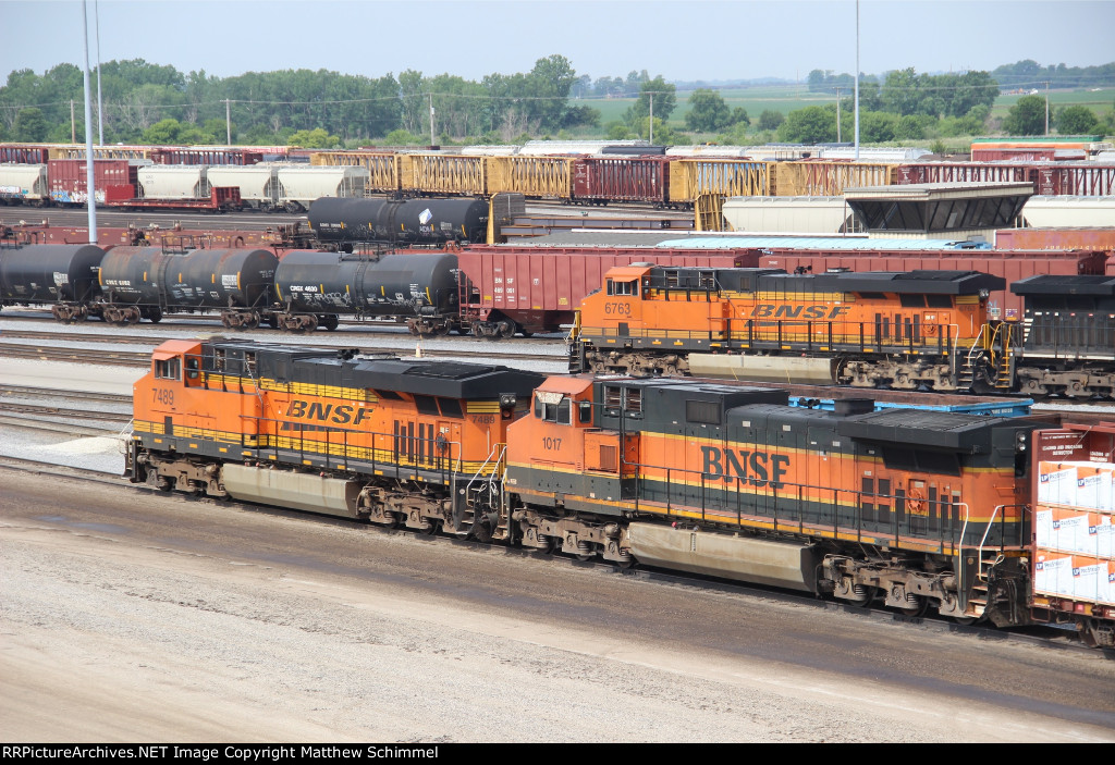 BNSF 6763 & BNSF 7489 & BNSF 1017